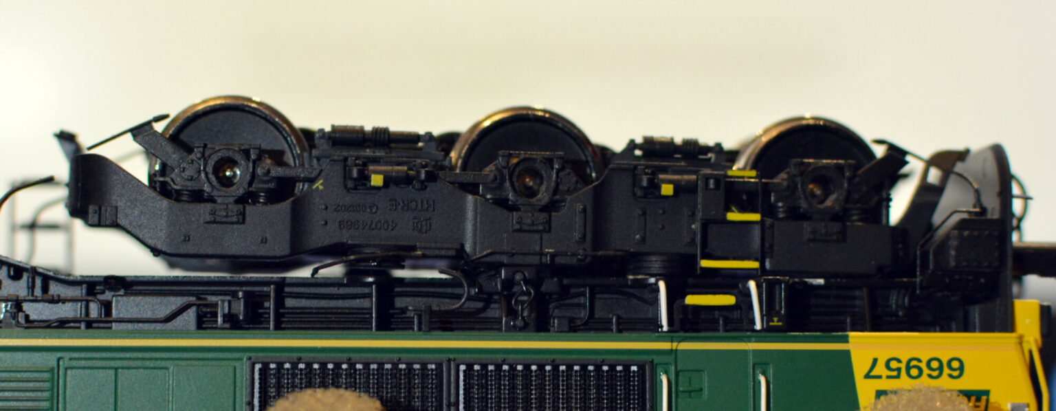 Fixing the axleboxes on a Hatton’s class 66 – Tom's Trains
